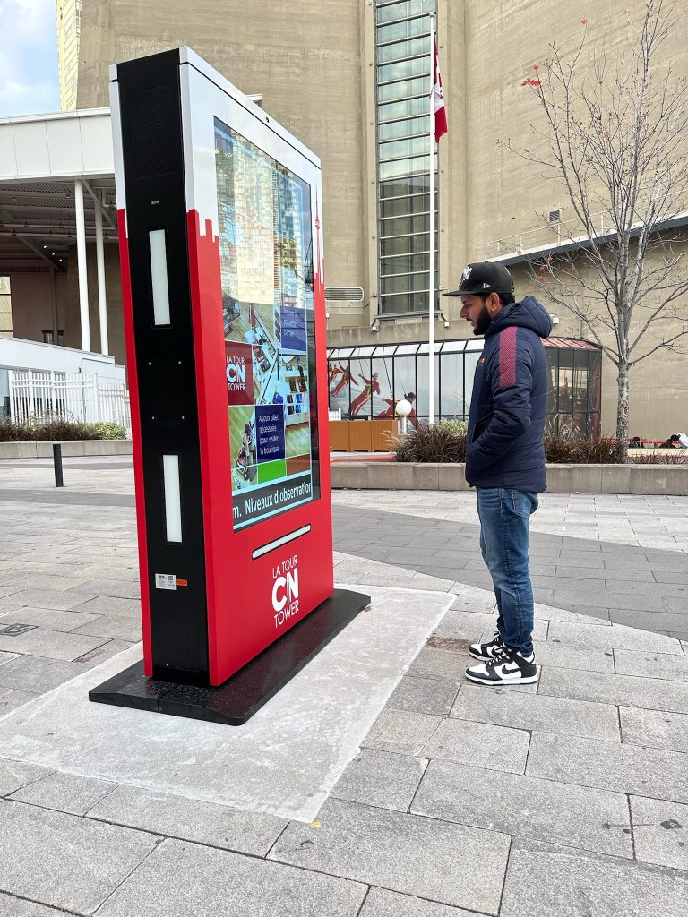 Avanza en el turismo con la señalización digital táctil de pantalla ...